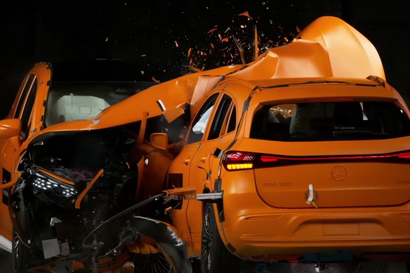 Et paf : Découvrez la première vidéo d’un crash frontal entre deux ...